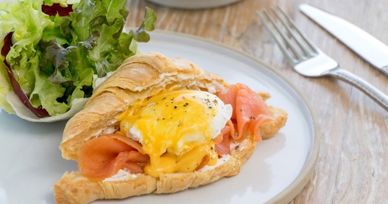 Where to Eat Phuket: Sienna Rocks Café & Pool Club by the sea